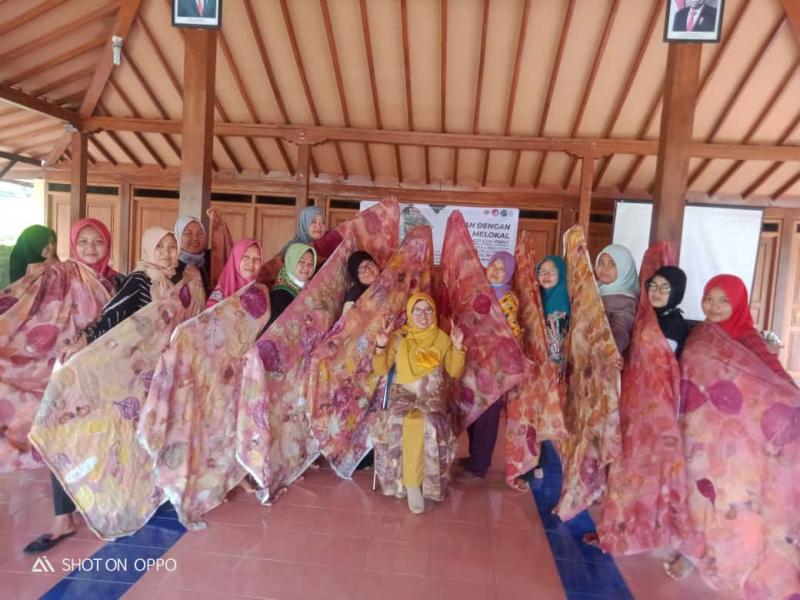 Mahasiswa KKN UGM Adakan Pelatihan Ecoprint Di Kalurahan Bendung